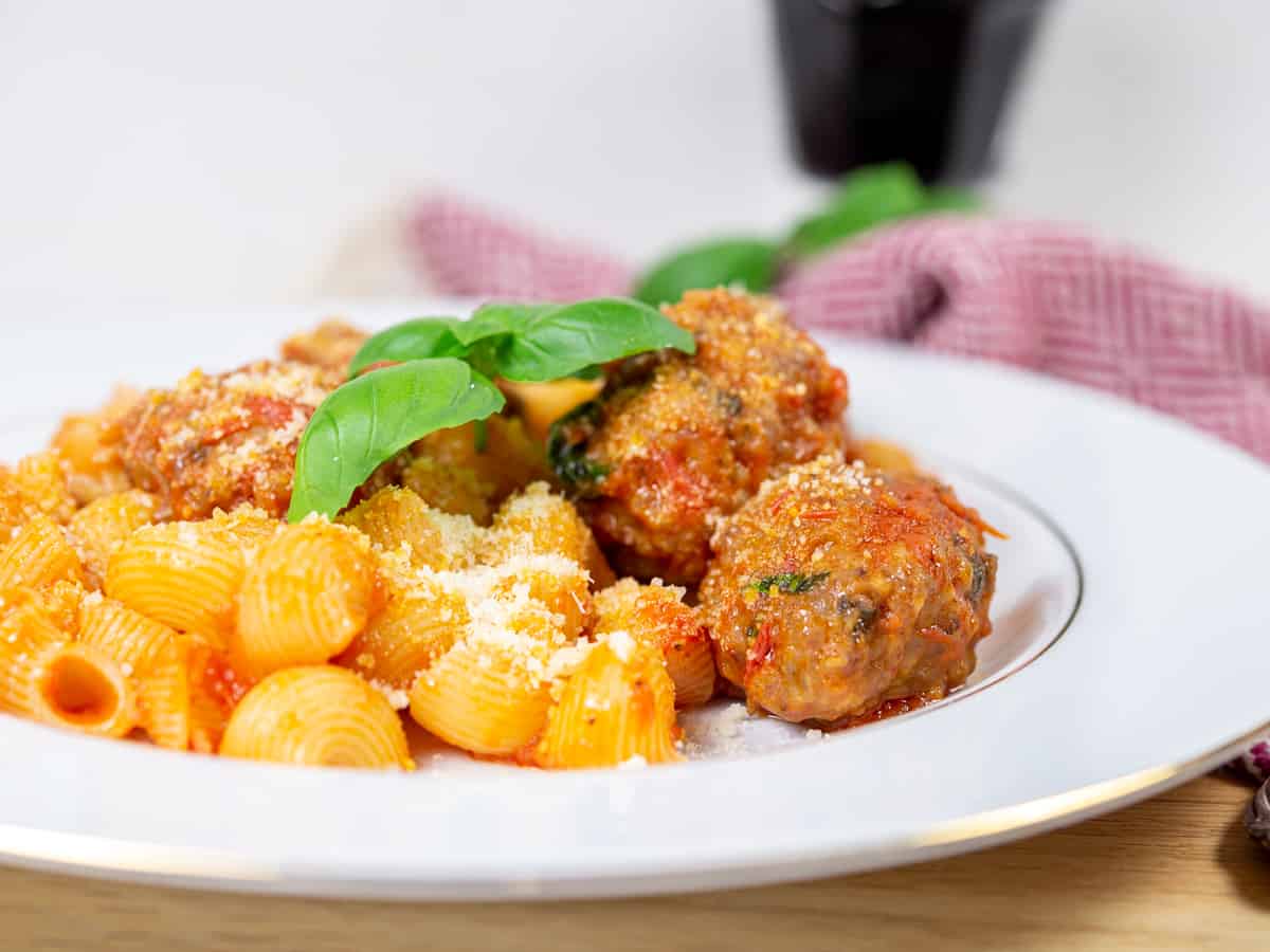 Paste cu chifteluțe - Costin Bărbuț